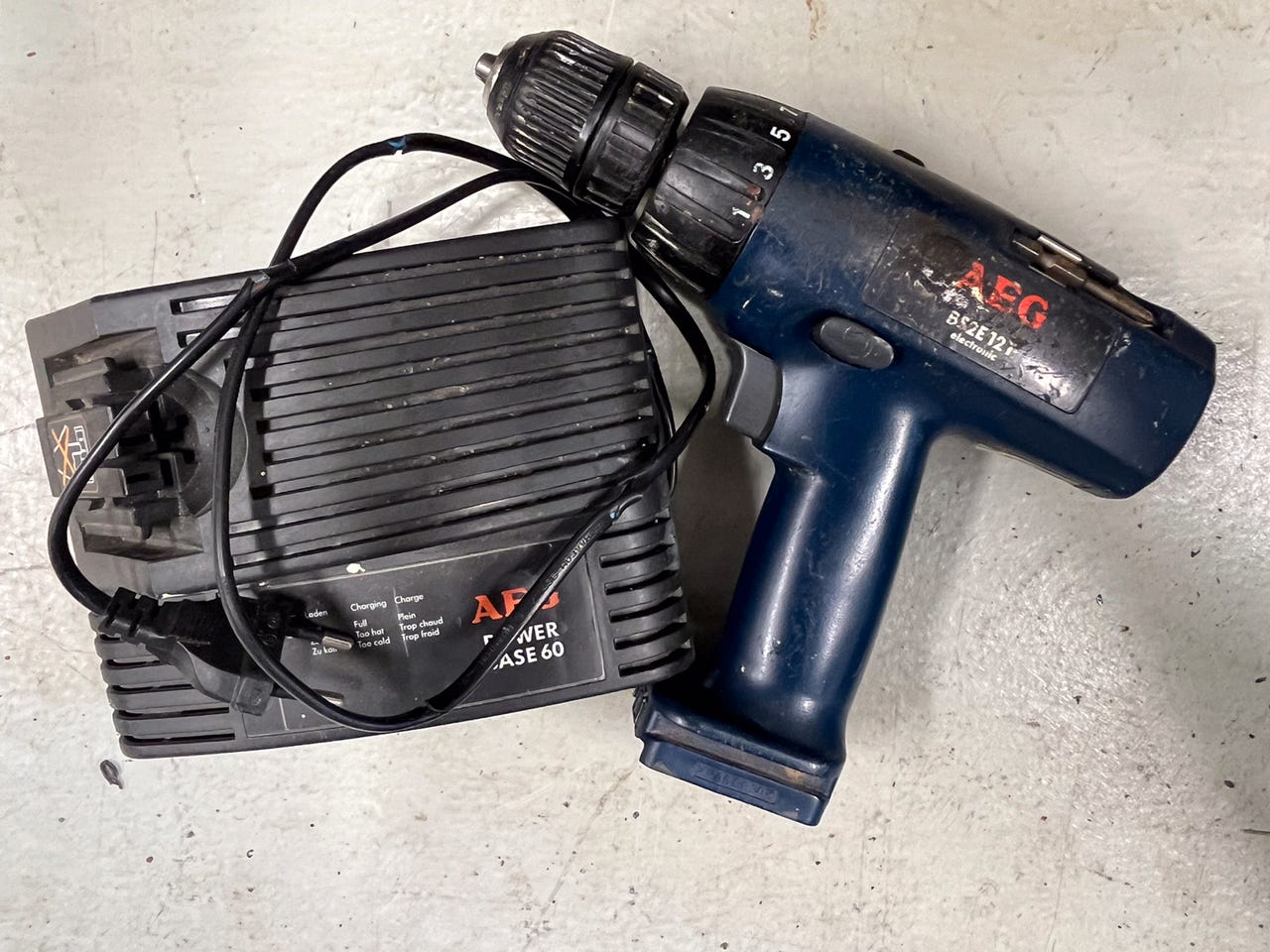 AEG 12v akkuporakone ja laturi | Tori