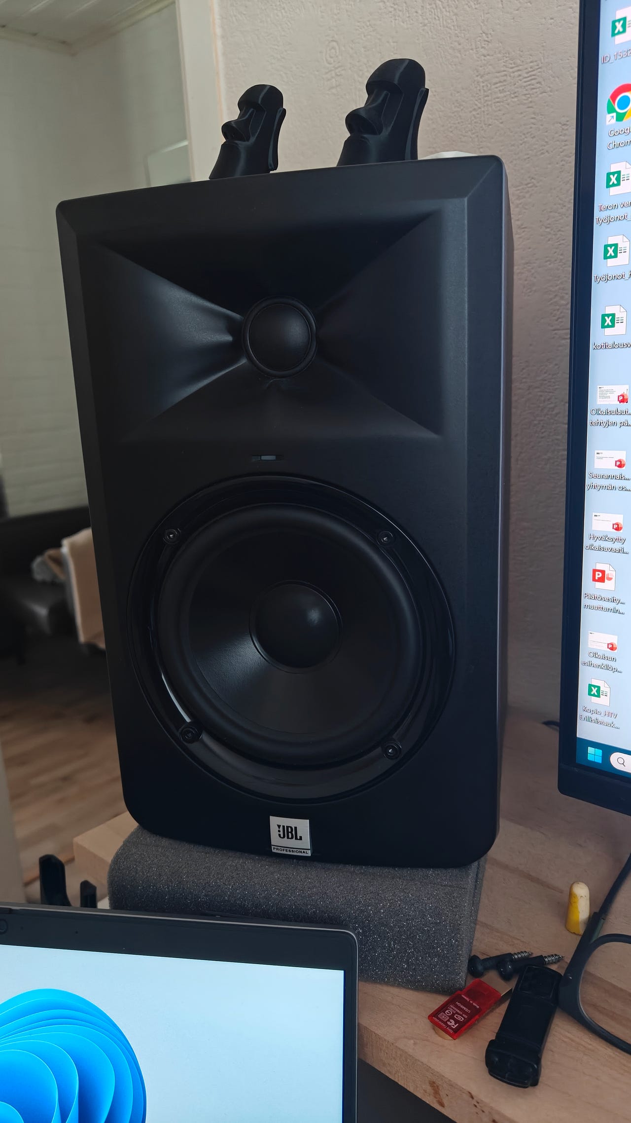 JBL LSR 305 ja 310 | Tori