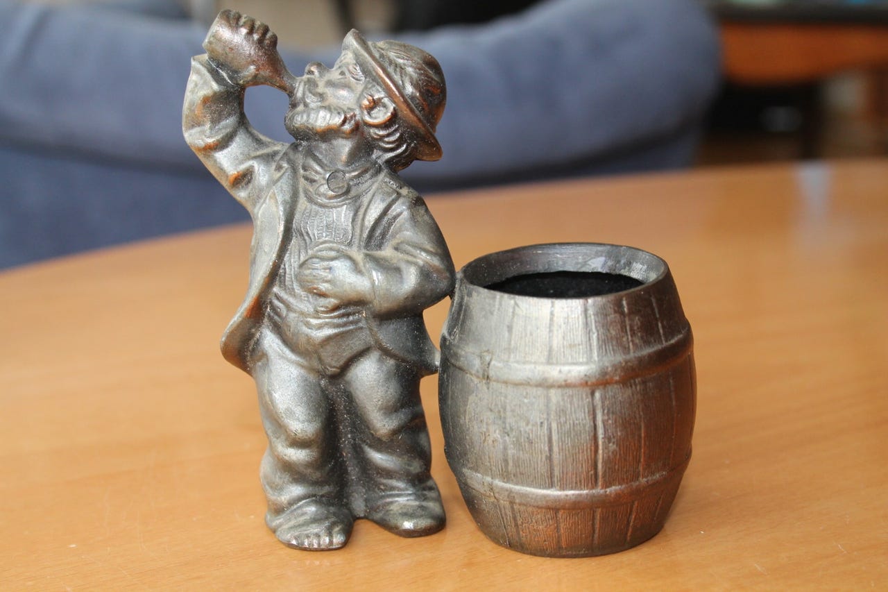 Vanha metalli puliukko mies messinkinen patsas 12cm tynnyri juoppo ...