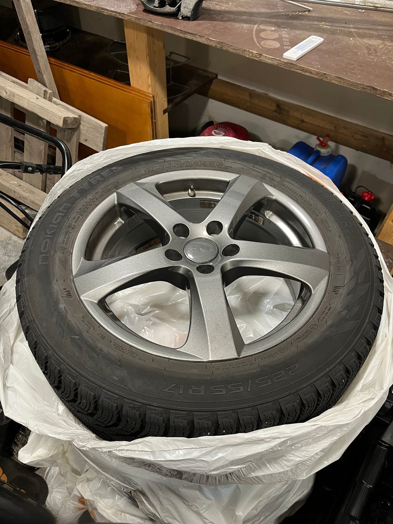17' vanteet + vähän ajetut 225/55/R17 Nokian Hakkapeliitta R3 ...