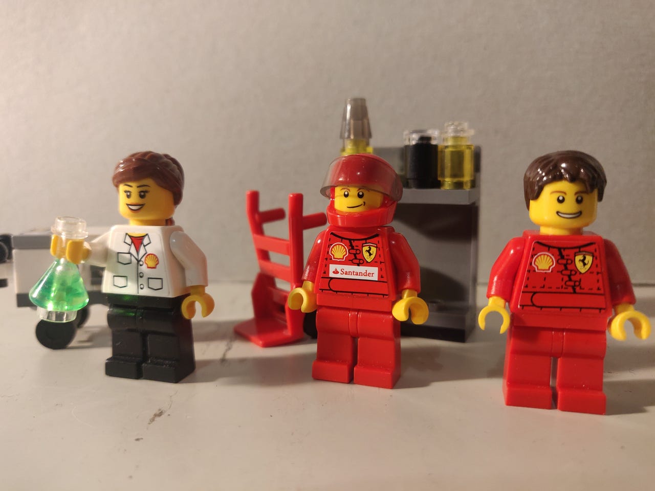 Ferrarin varikkohenklökuntaa - 30196 Shell F1 Team | Tori