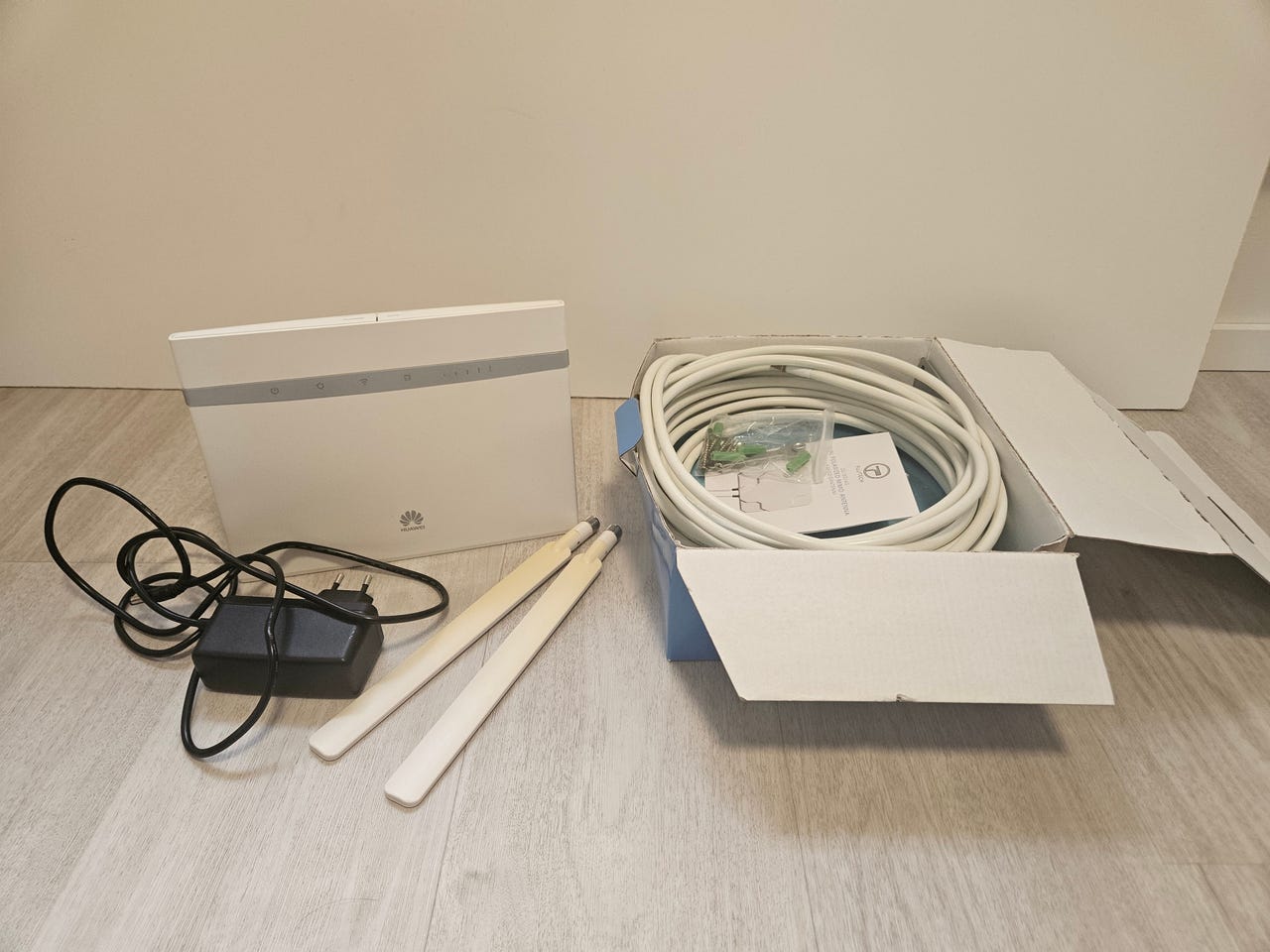 Huawei B25S-23a 4G reititin ja Fuj:Tech ulkoantenni | Tori