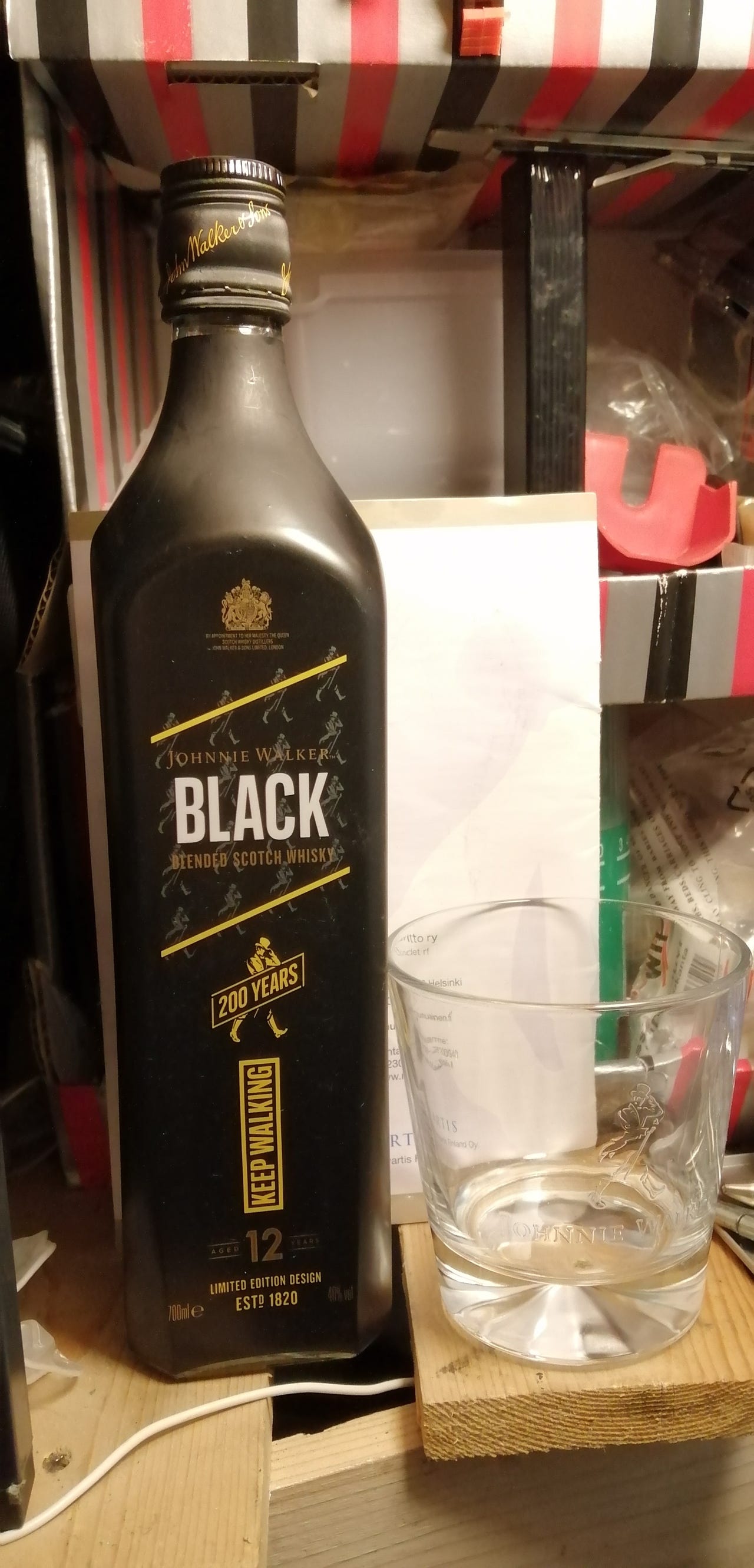 keräilypullo ja -lasi Johnnie Walker KEEP WALKING 200 years | Tori