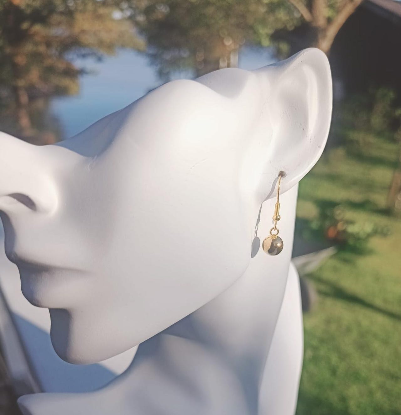 Kullanväriset pallot korvakorut | Tori