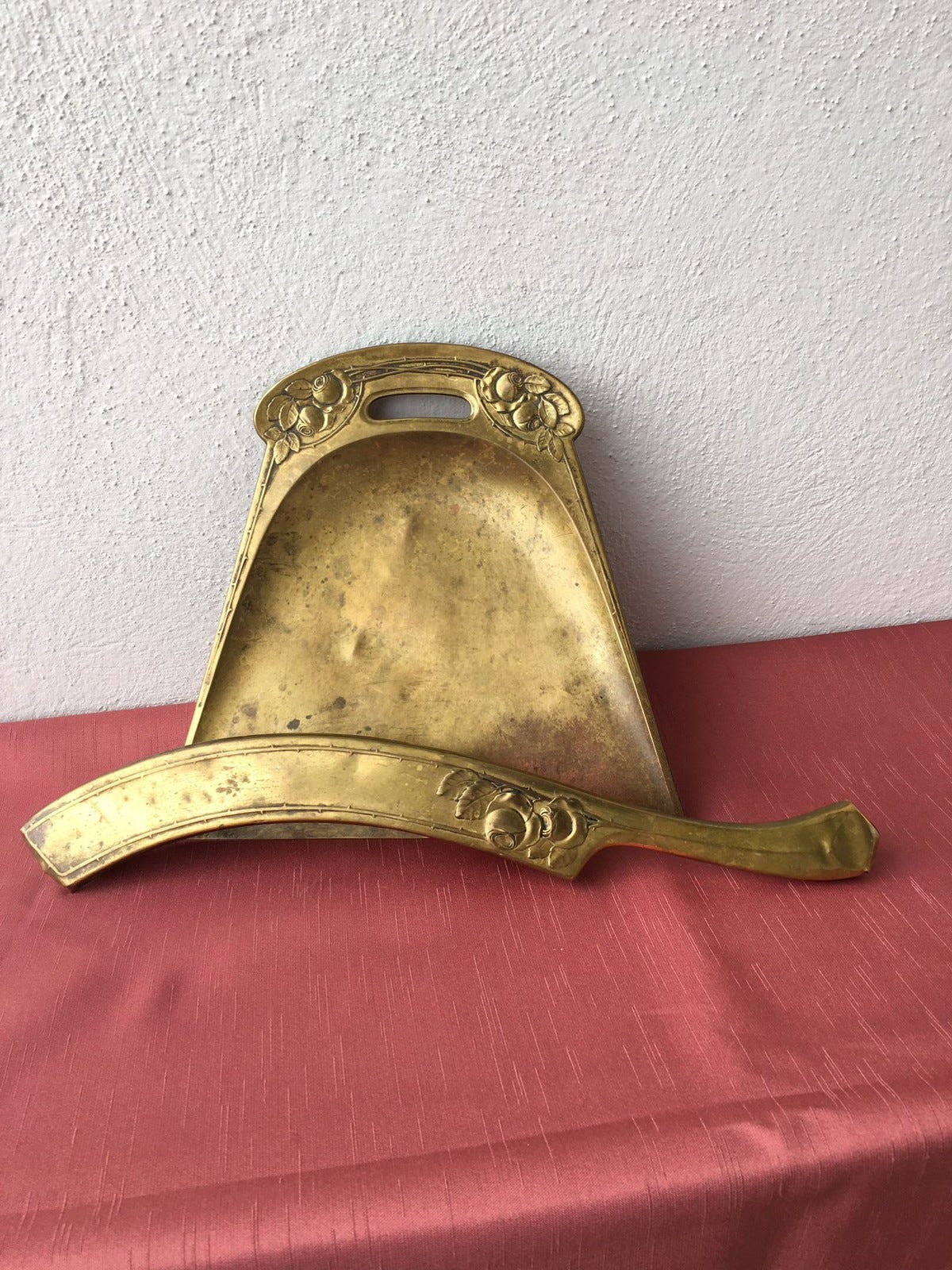 Moderni tyylinen kihveli ja harja. esine on valmistettu 1900-luvulla | Tori