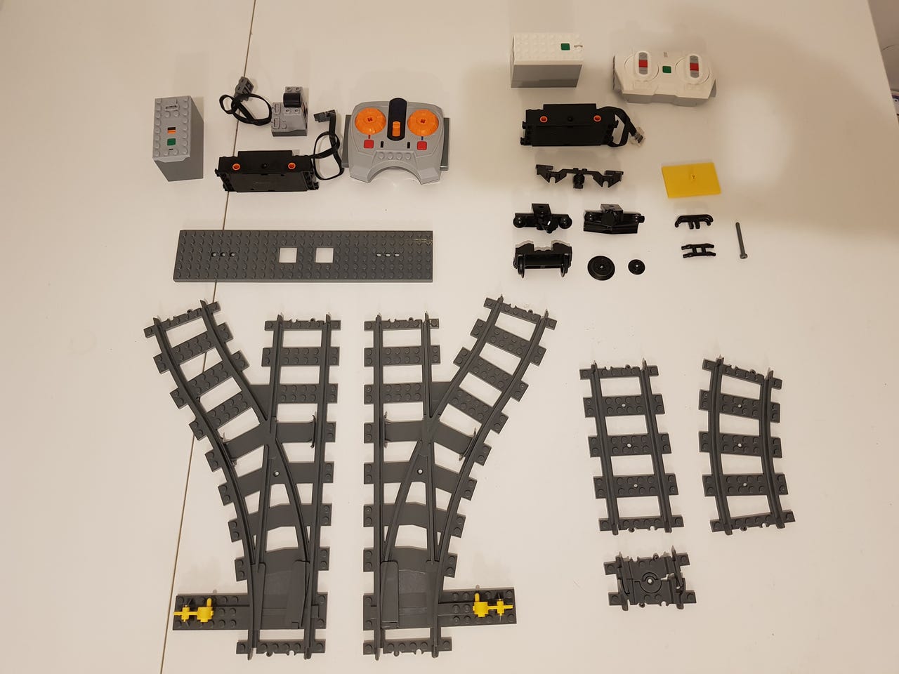 LEGO junaradan ja junien osia. | Tori