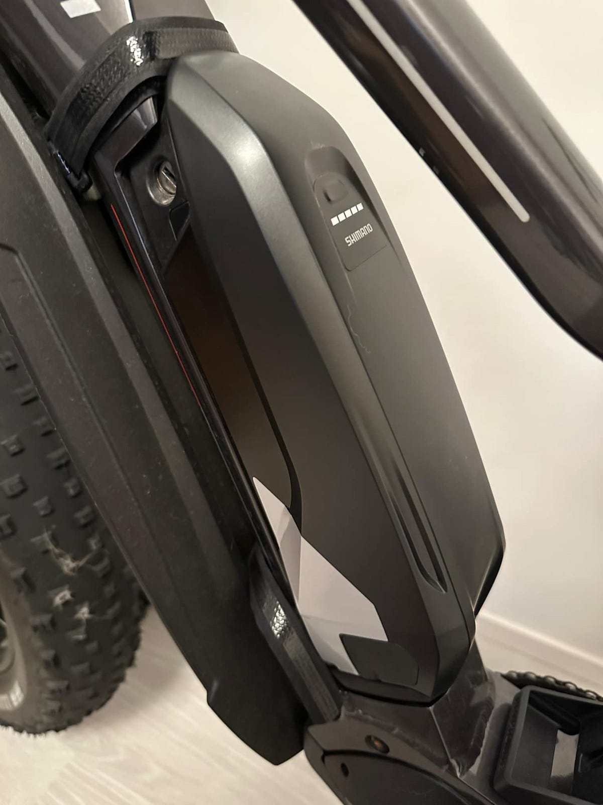 Shimano Steps BT-E8010 akku ja Shimano EC-E6002 laturi | Tori