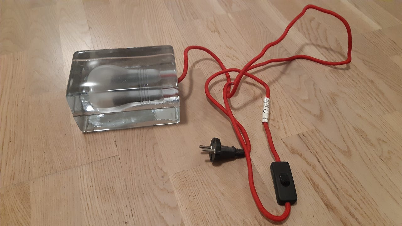 Block-valaisin punaisella johdolla | Tori