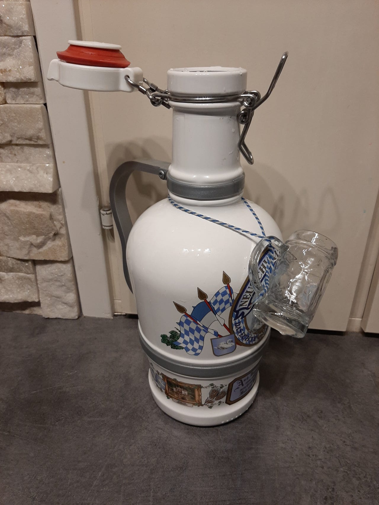 Hieno iso pullo. | Tori