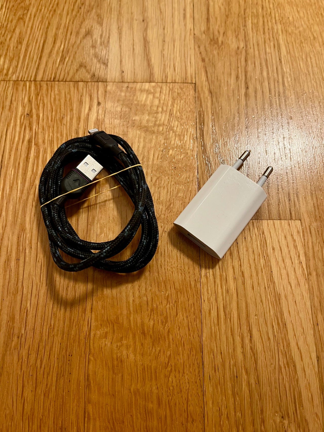 Apple iPhone laturi A1400 + (musta/värikäs) johto | Tori