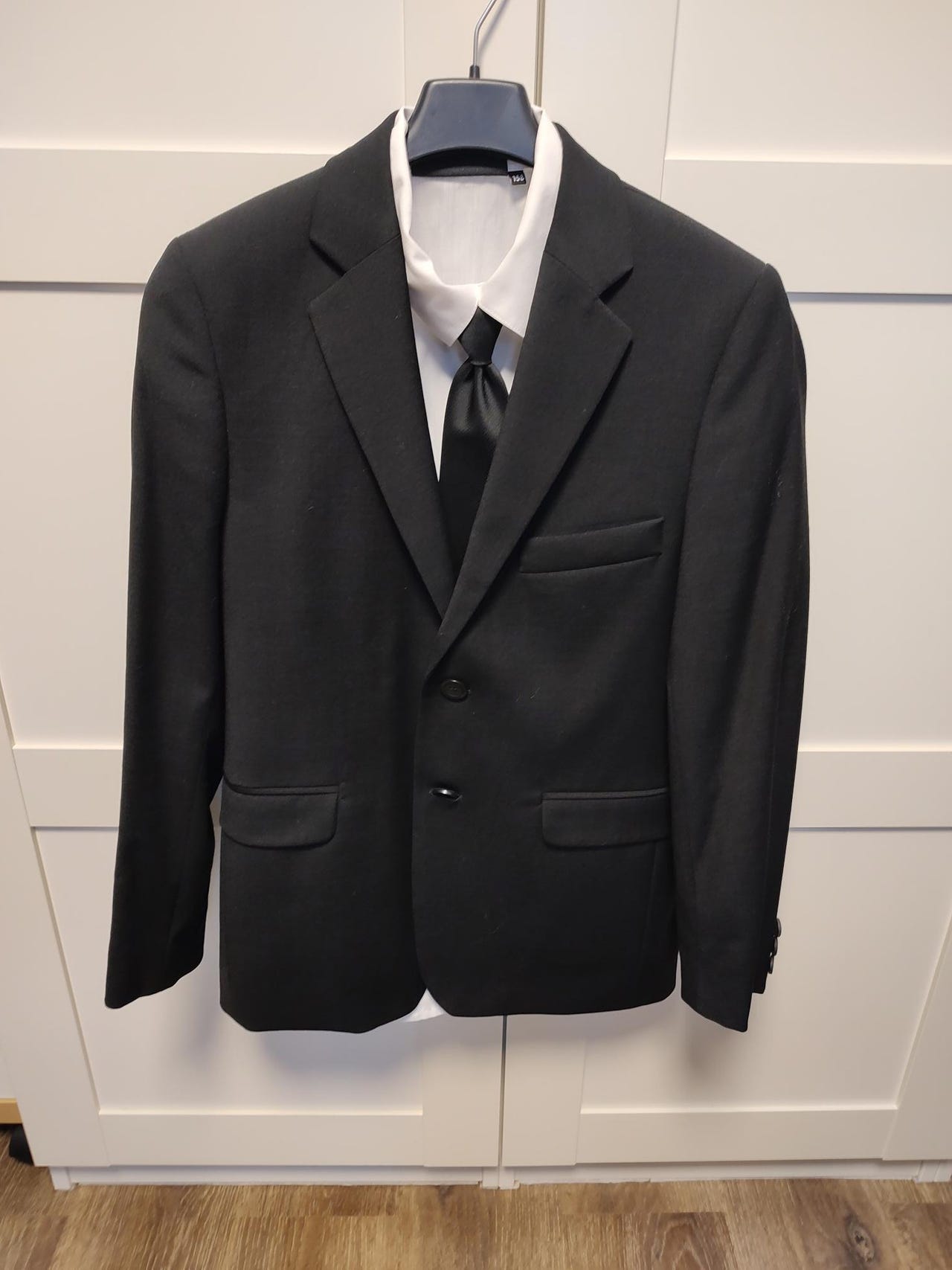 Tumma puku nuorelle | Tori