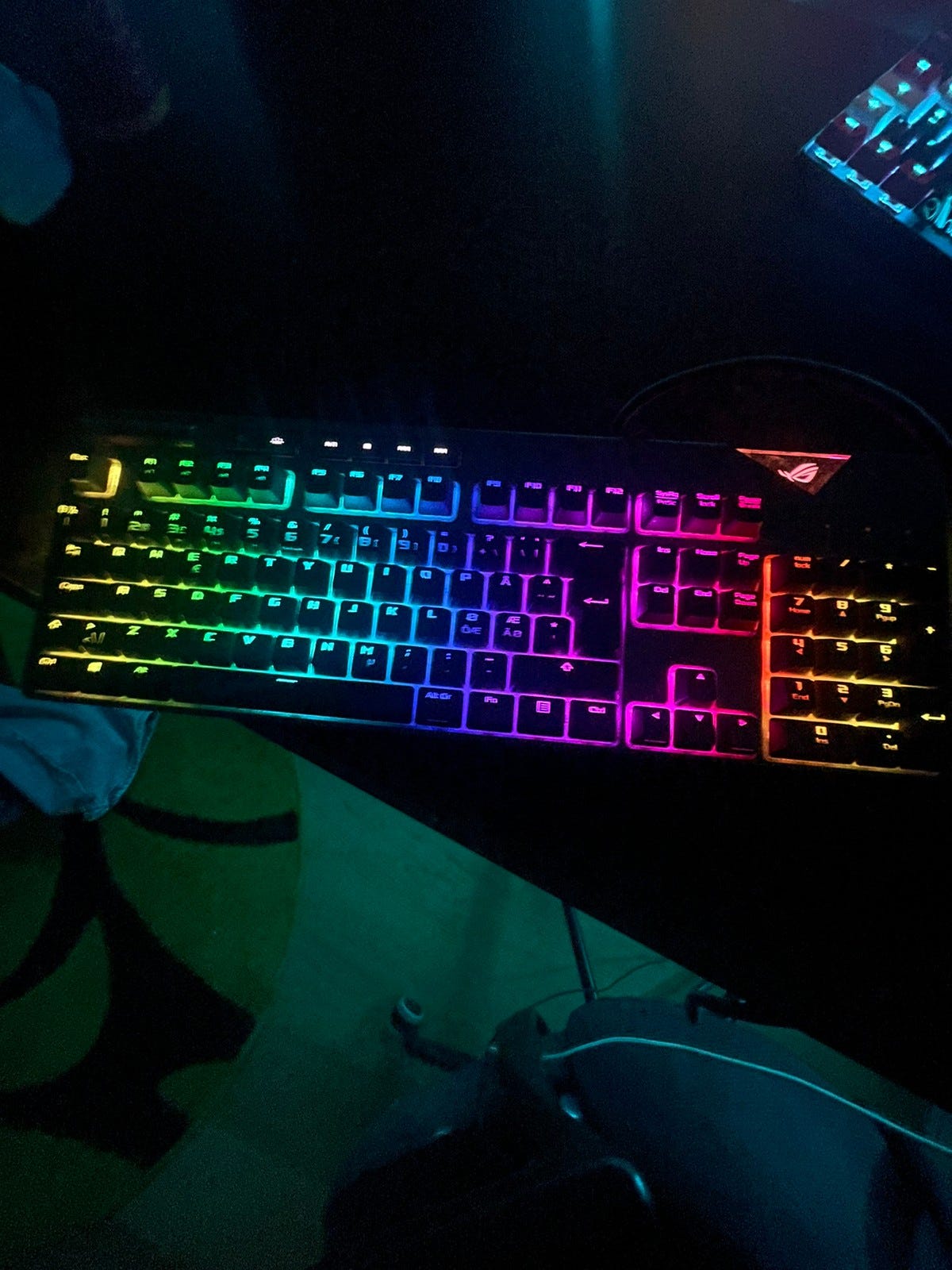ASUS ROG Strix Flare RGB -pelinäppäimistö | Tori