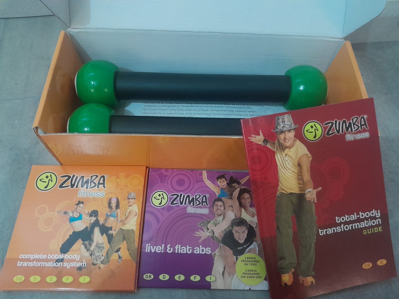 Zumba kit, sisältää 4 DVD:tä, Toning Sticks, Total Body ja ...