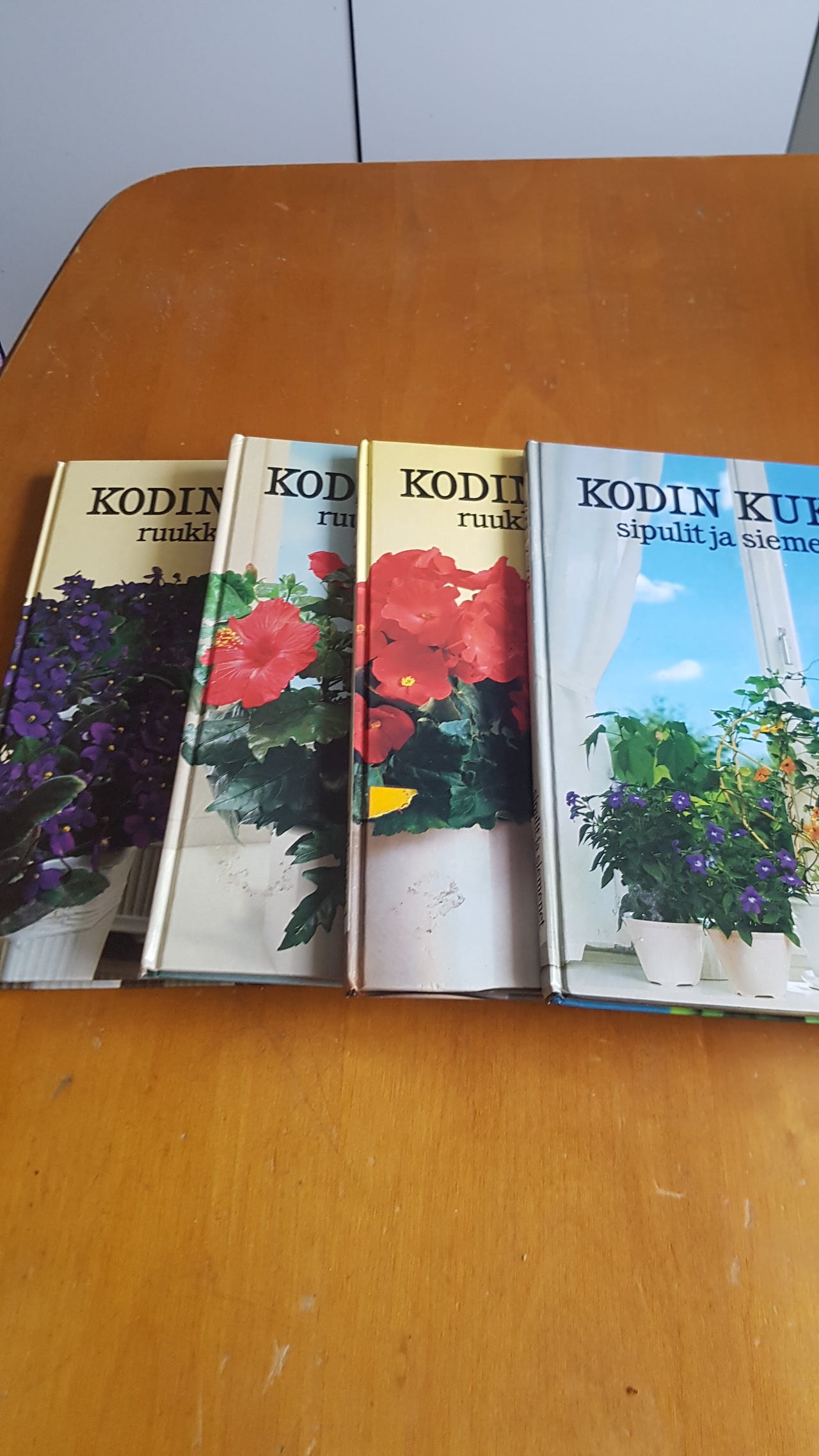 Kodin kukat kirjat 4 kpl. | Tori