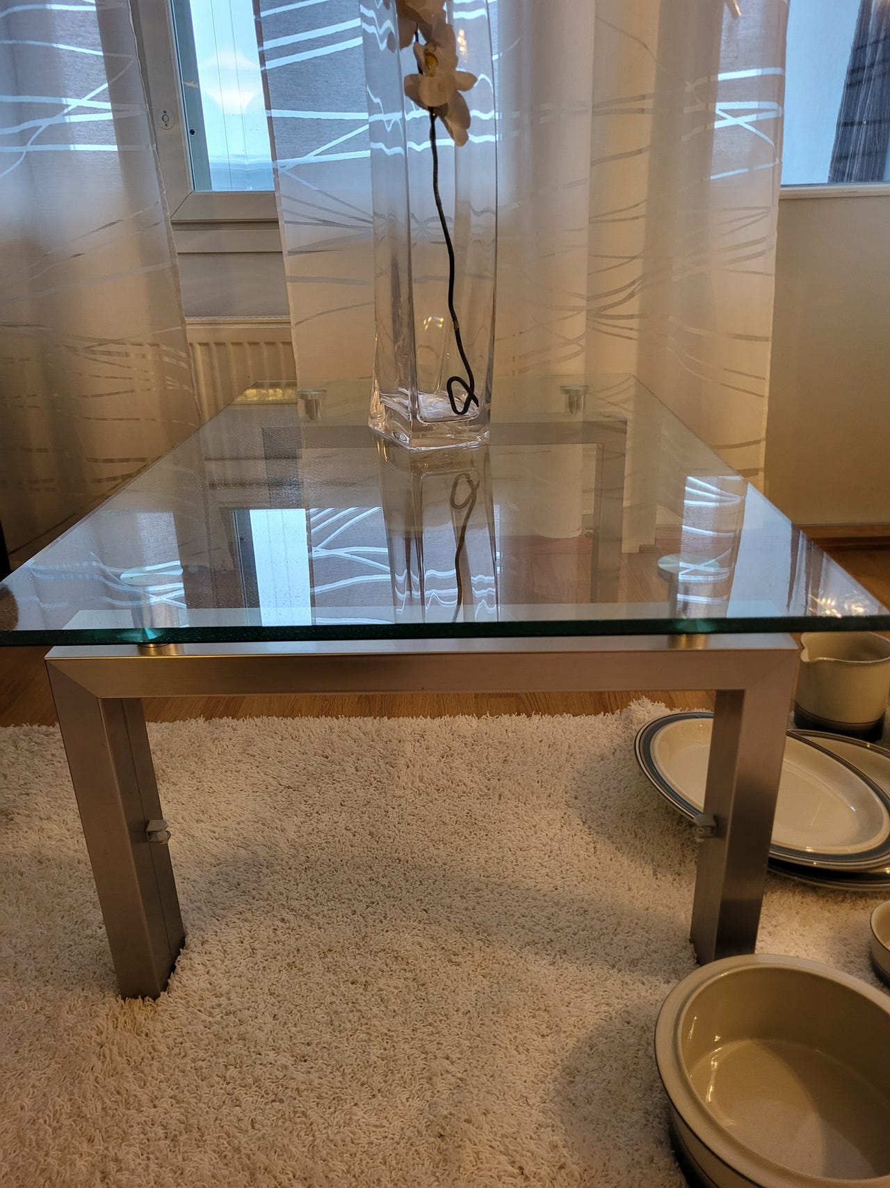 Annetaan lasinen olohuoneen pöytä | Tori