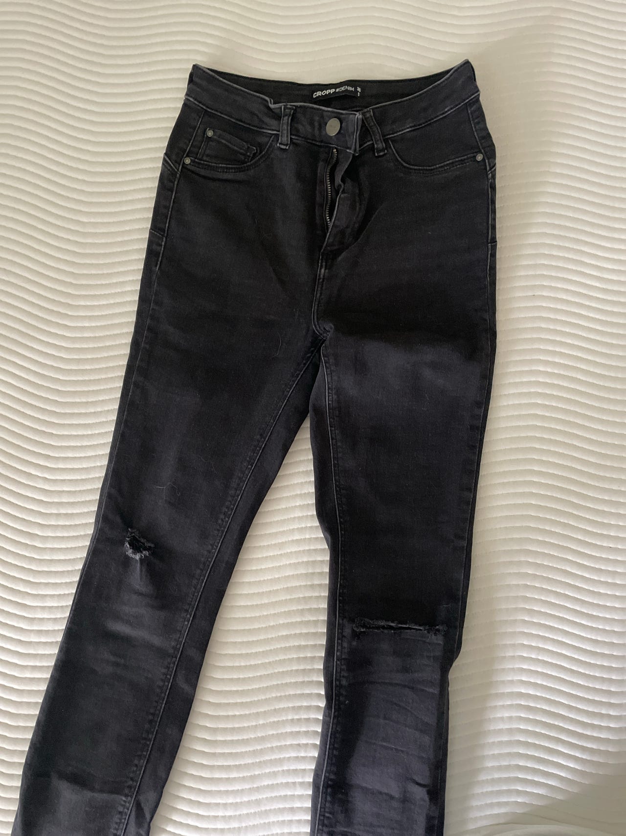 Mustat revityt farkut | Tori