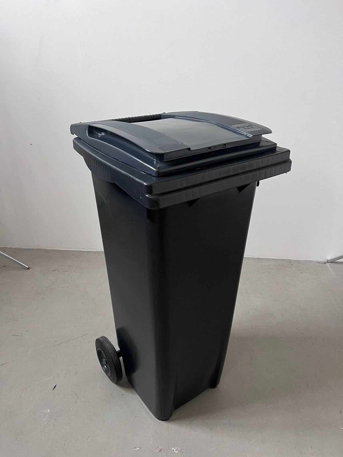 Jäteastia kannella ja renkailla 140 l | Tori