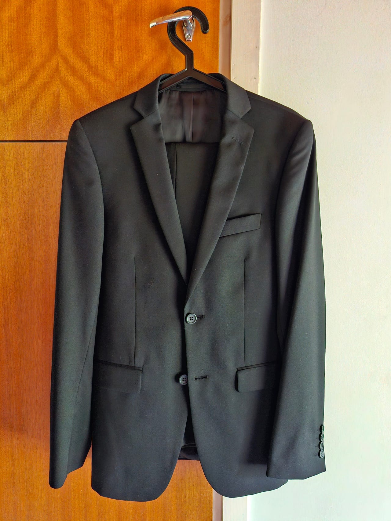 Tumma puku nuorelle miehelle | Tori