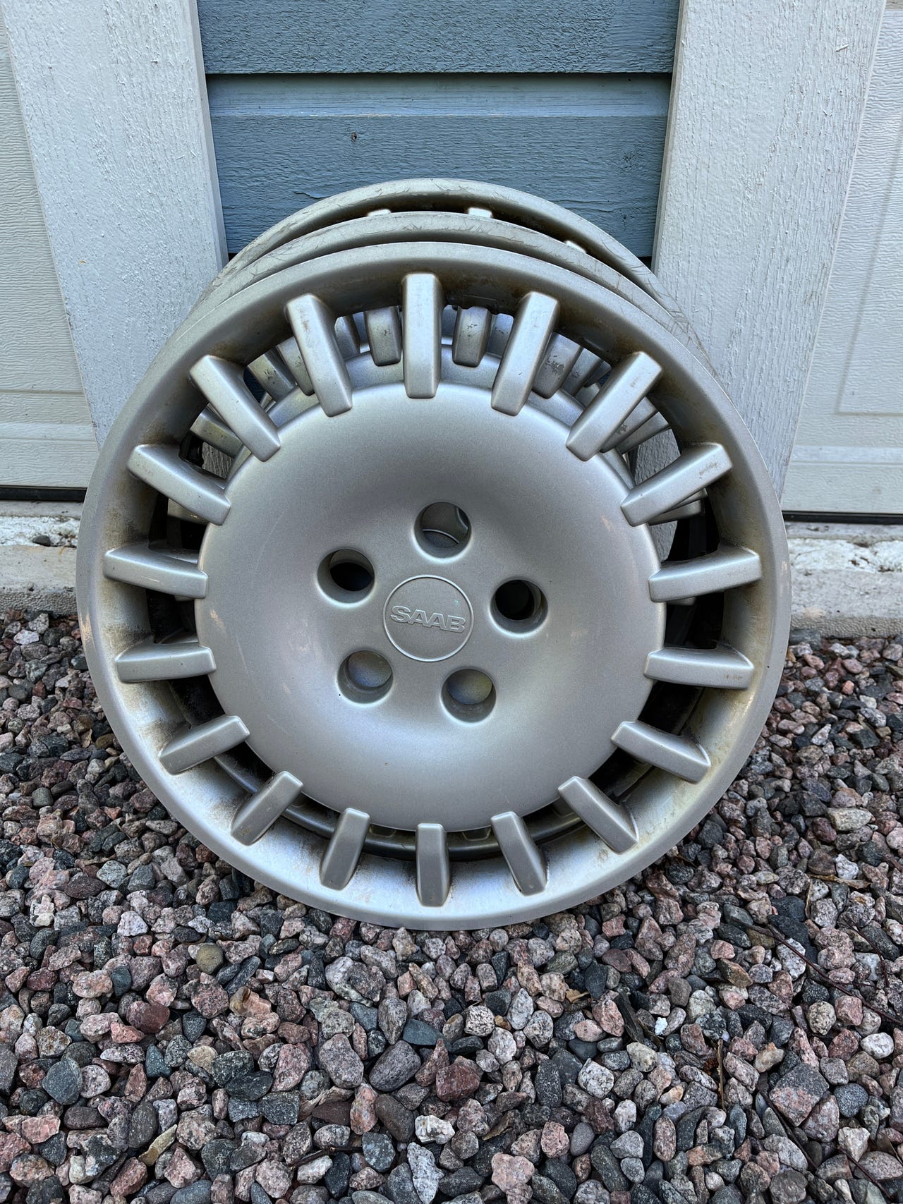 Saab ORIGINAL pölykapselit 4 kpl 15" peltivanteille | Tori