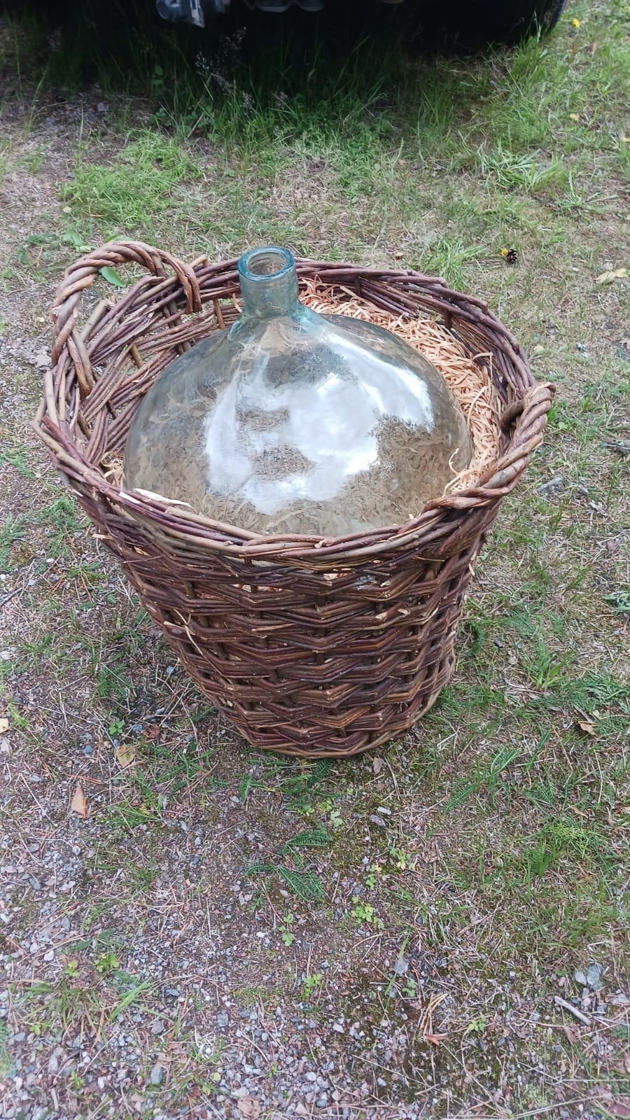 Iso viinipullo korissa | Tori