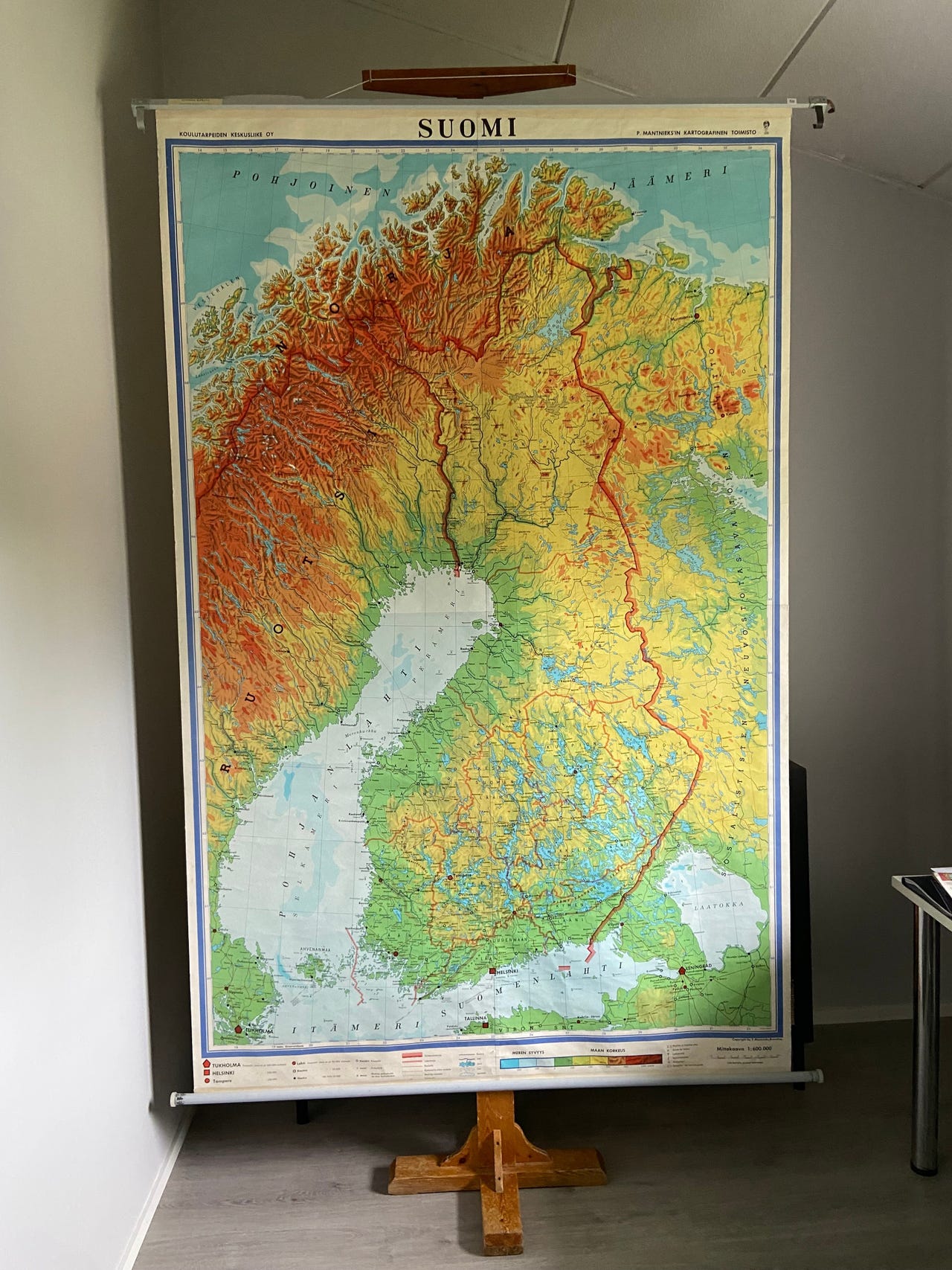 Kansakoulun kartta ja teline | Tori