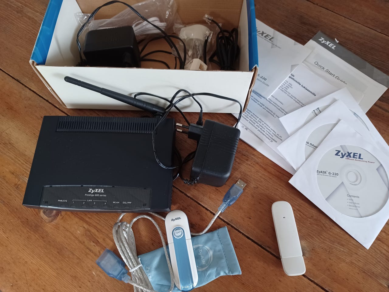 Zyxel Prestige 600 series-reititin, ZyAir USB-adapteri ja Huawei ...