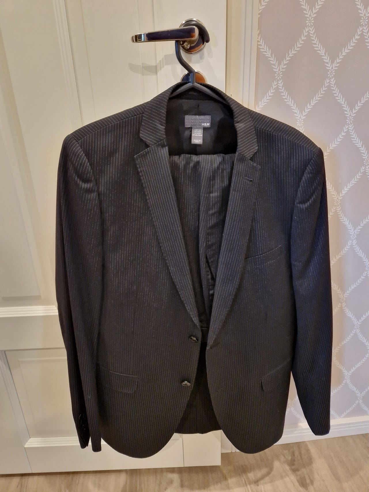 Vähän käytetty miesten liituraita puku 52 | Tori