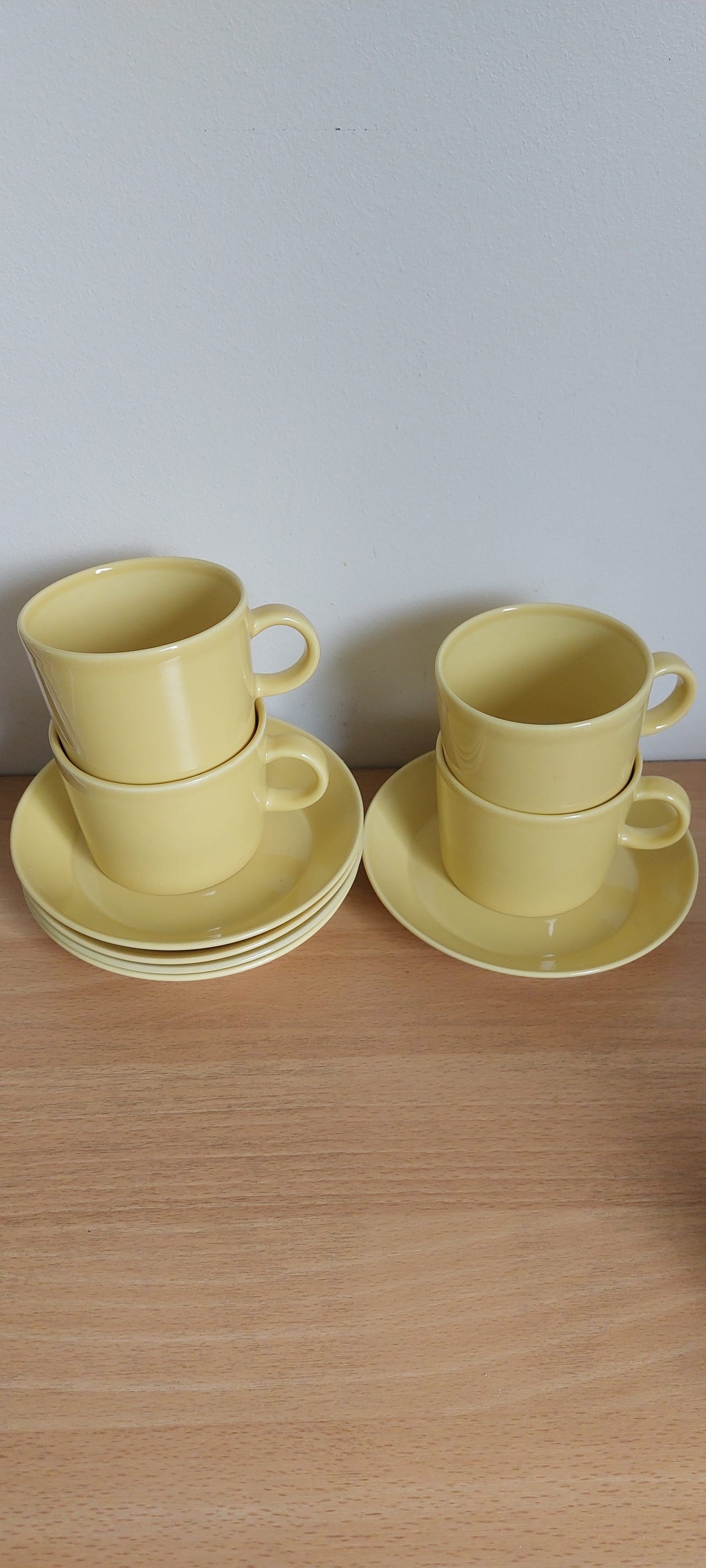 Teema keltaiset vanhat kahvikupit ja lautaset | Tori