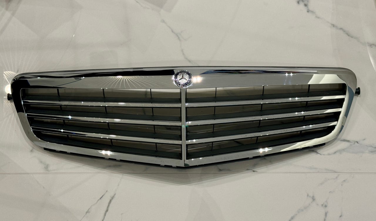 Uudet Mercedes C 2007-11 W204 etusäleikkö ’classic’ ja Mersun merkki | Tori