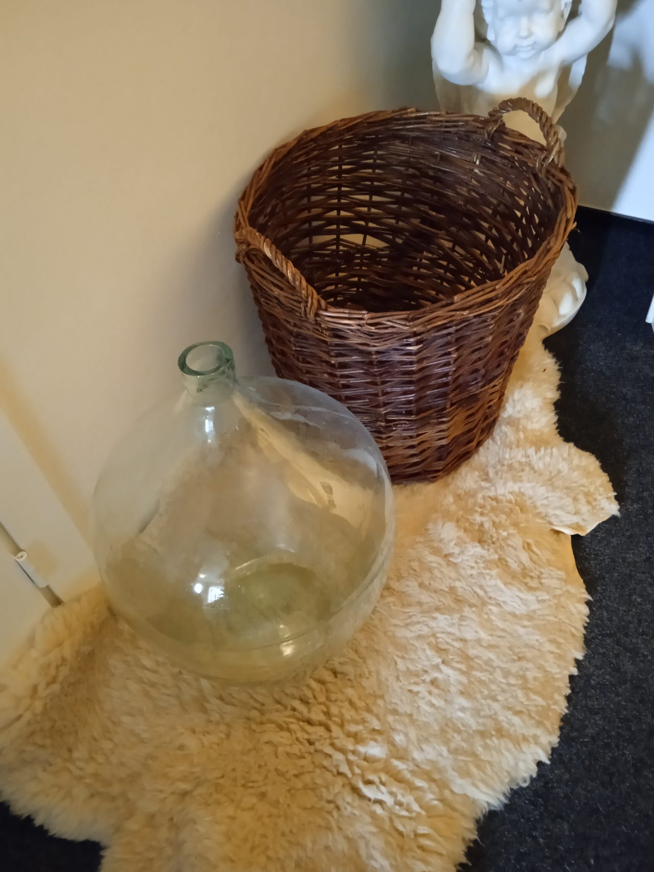 Iso pullo ja punottu kori | Tori