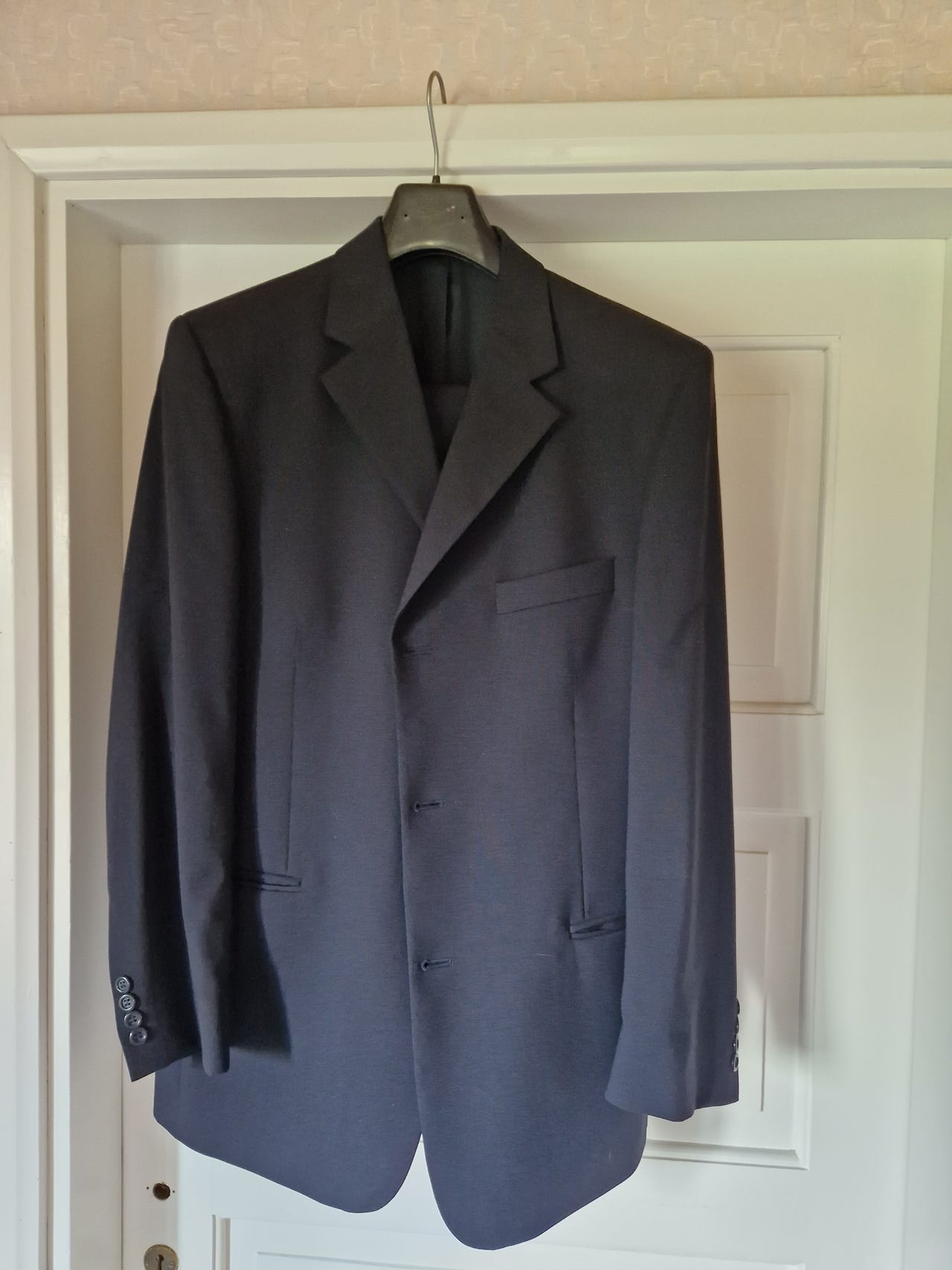 Tumma puku, santarelli | Tori