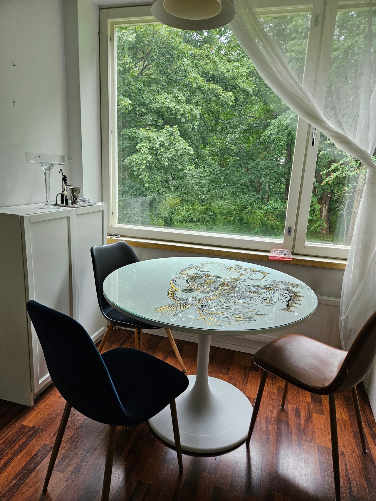 Myydään Ikean pyöreä pöytä ja 3 Jyskin tuolia | Tori