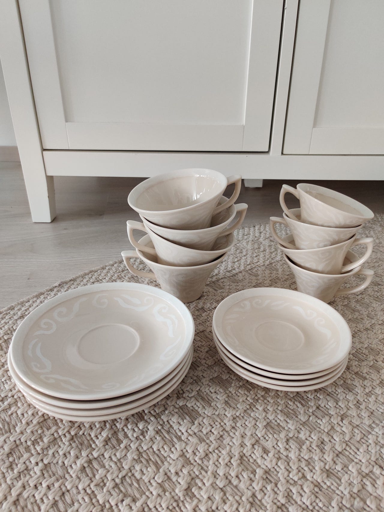 Setti Pentik Vanija sarjan kahvi/tee-lautasia ja kuppeja. | Tori