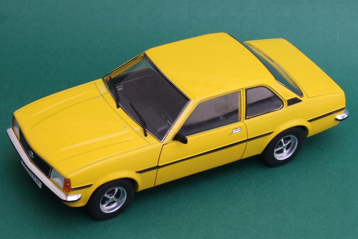 1975 18cm auto Opel Ascona B pienoismalli hieno auto 1:24 metallia ...