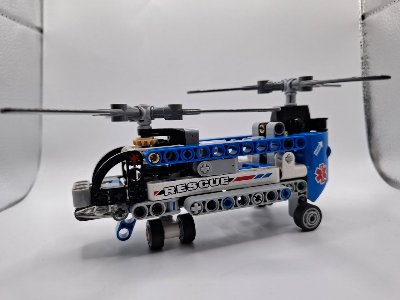 Lego Technic 42020 Twin-rotor Helicopter | Tori