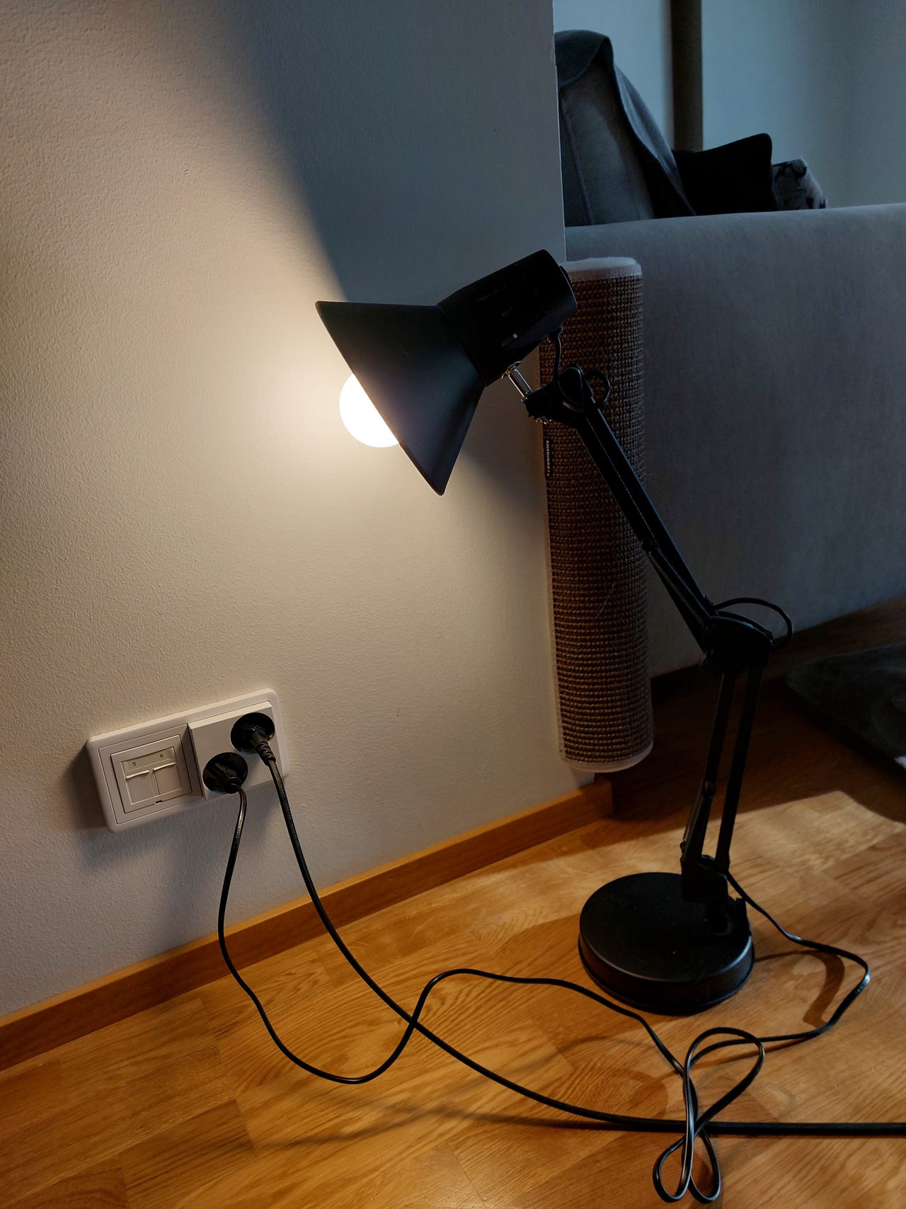 Musta pöytälamppu | Tori