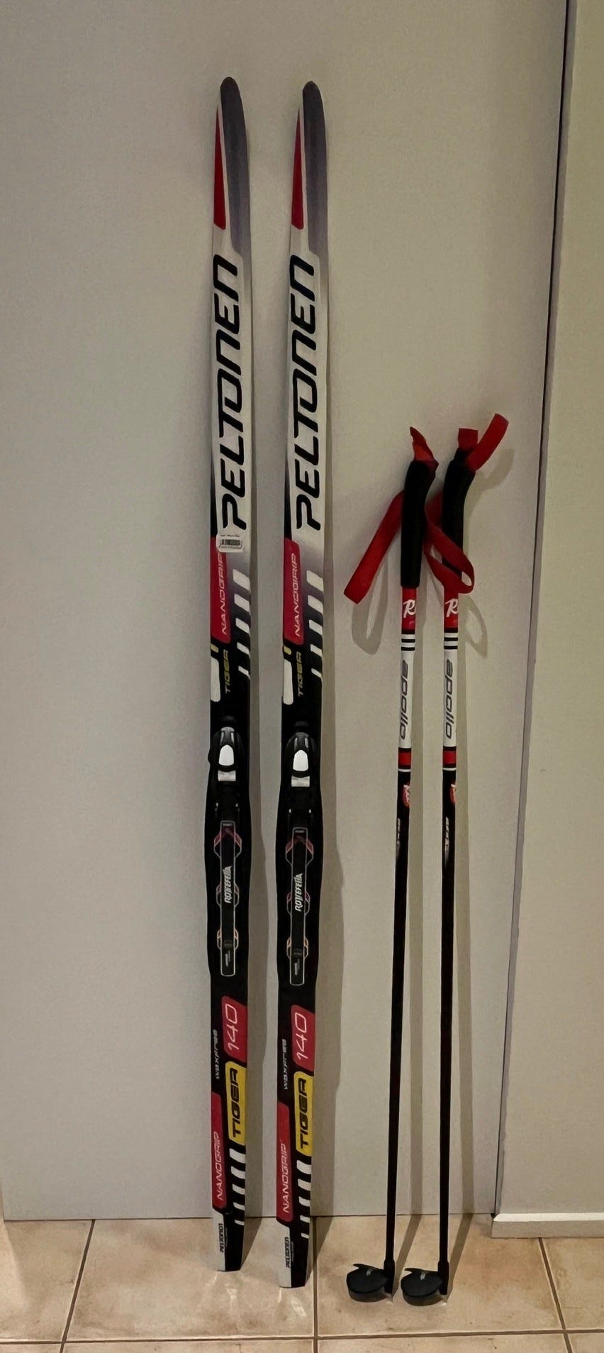 Myydään Peltonen Nanogrip Tiger 140cm sukset ja Rexin apollo 100cm ...