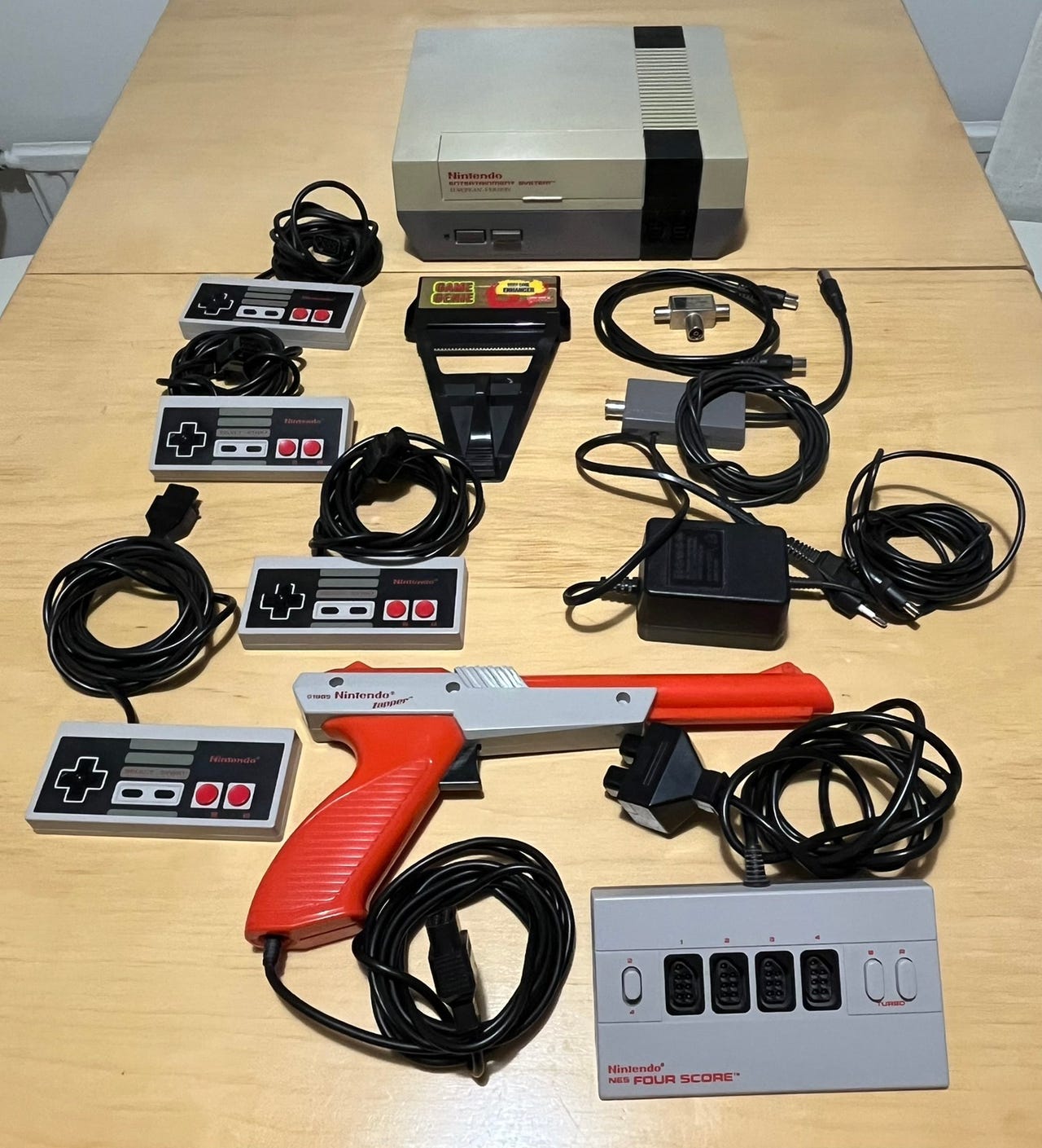 Nintendo 8-bit konsoli | 4 ohjainta | Four Score | Zapper | Game Genie ...