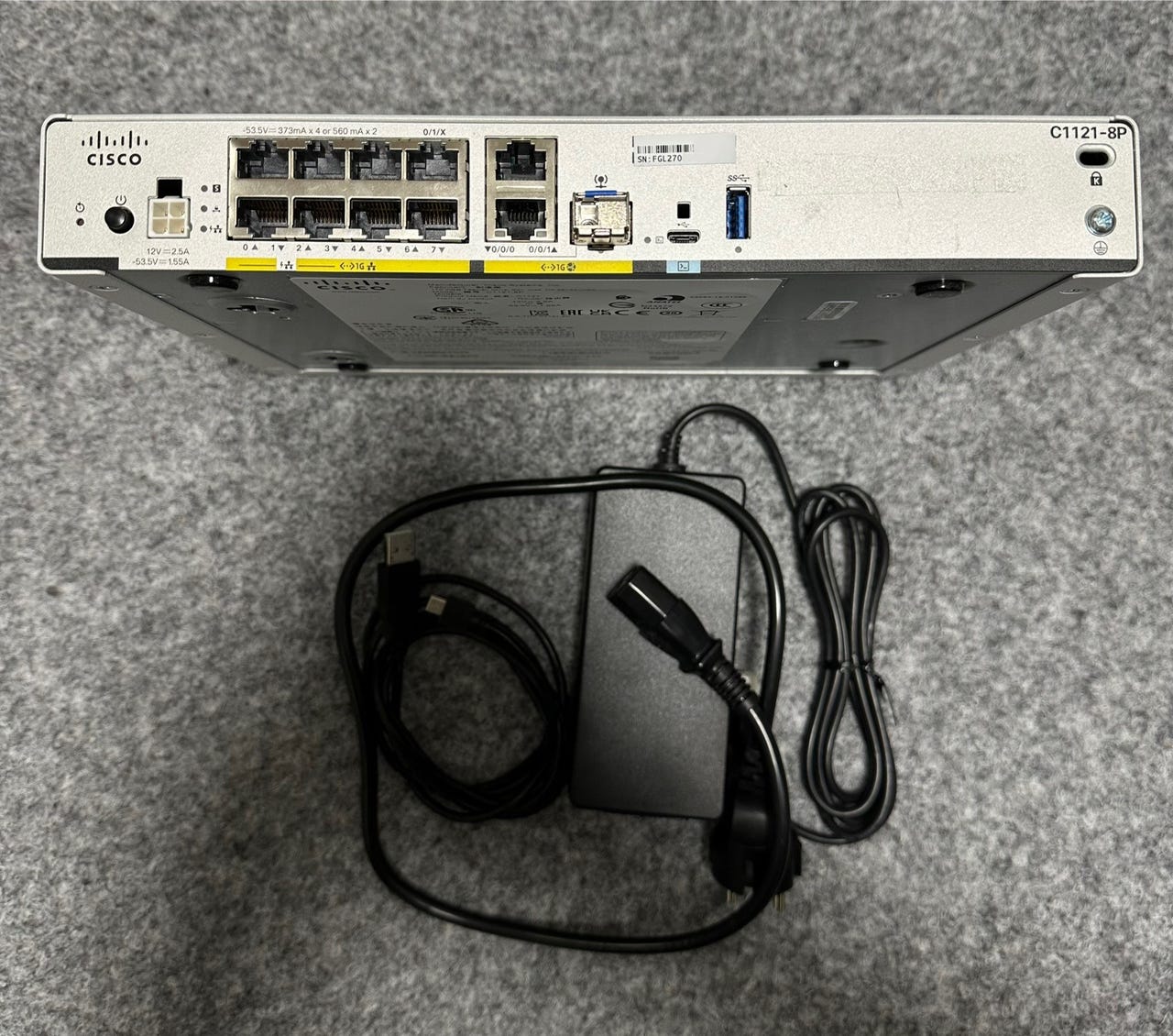 Cisco C1121-8P reititin, 2 x WAN + 8 x Gigabit ethernet sekä muuntaja ...