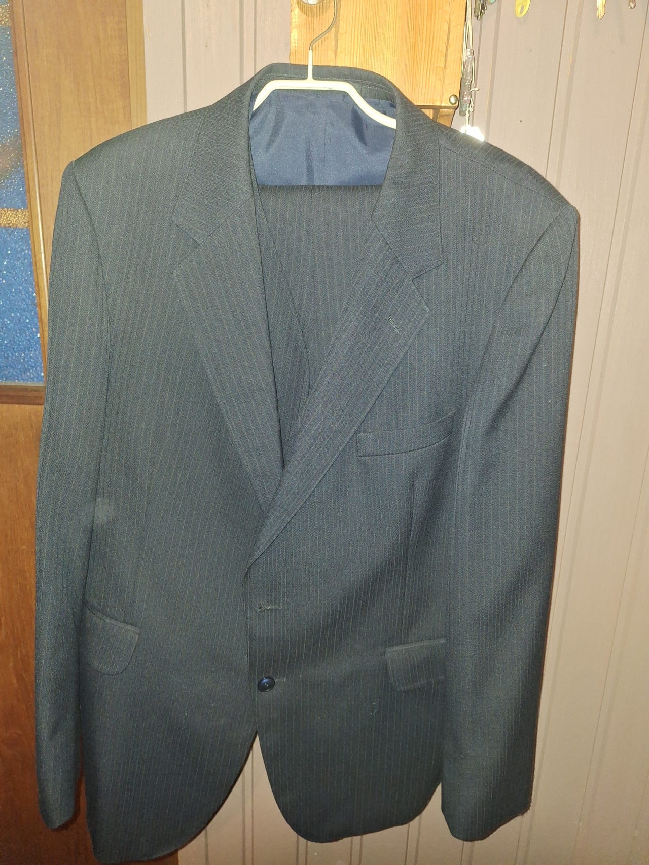 Tumma puku ja liivi | Tori