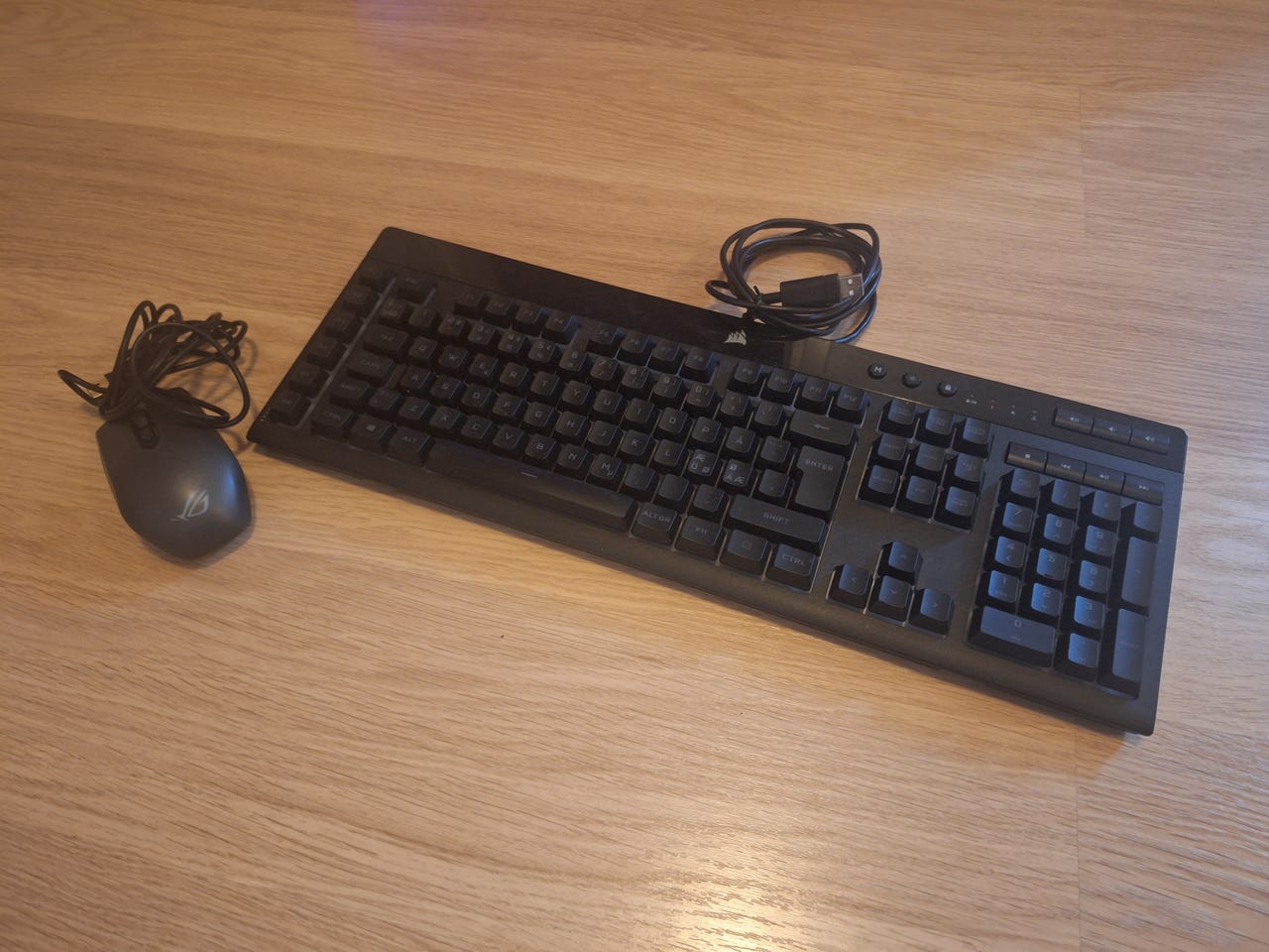 Myydään Corsair k55 näppäimistö ja Asus Rog Stirx impact hiiri. | Tori