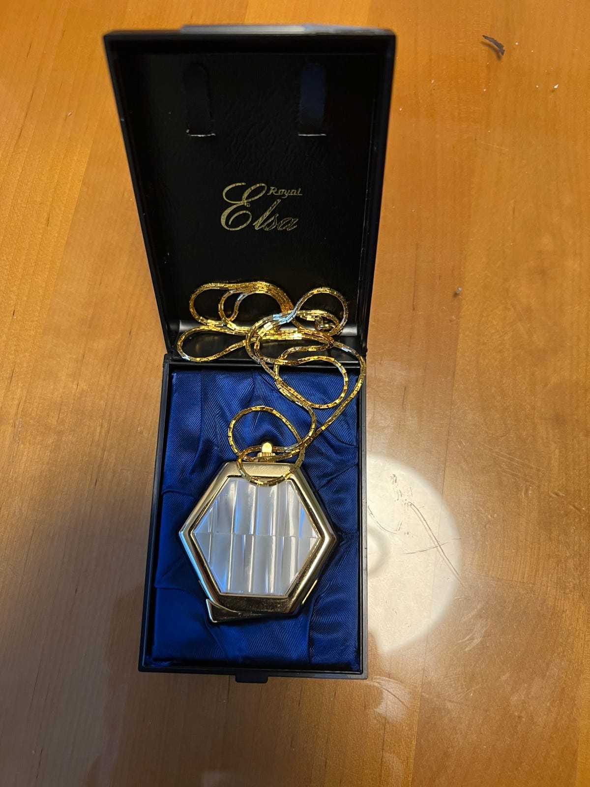 Elsa Royal kaasu sytkäri/ kaulakoru | Tori