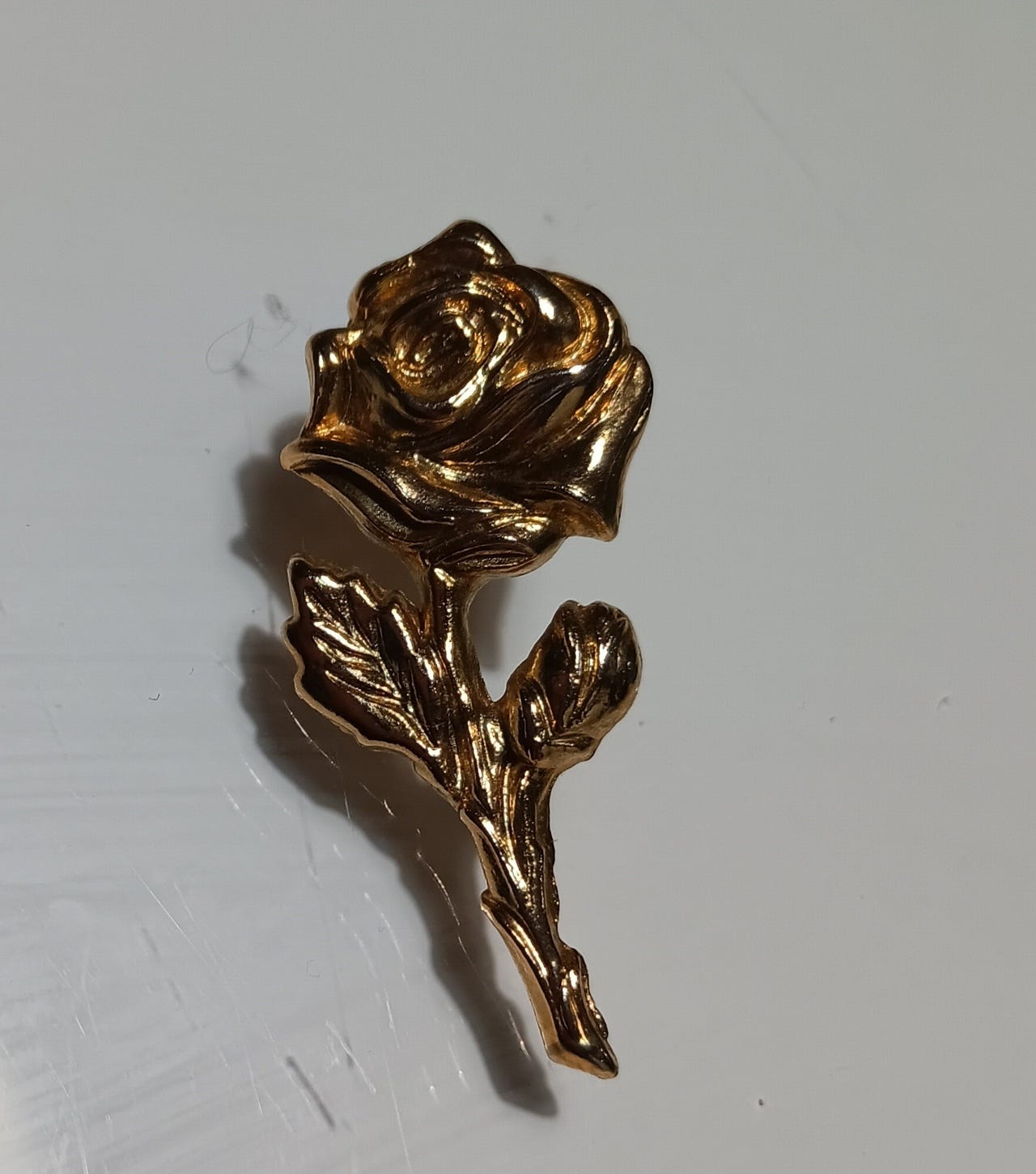 Kullattu ruusu pinssi | Tori