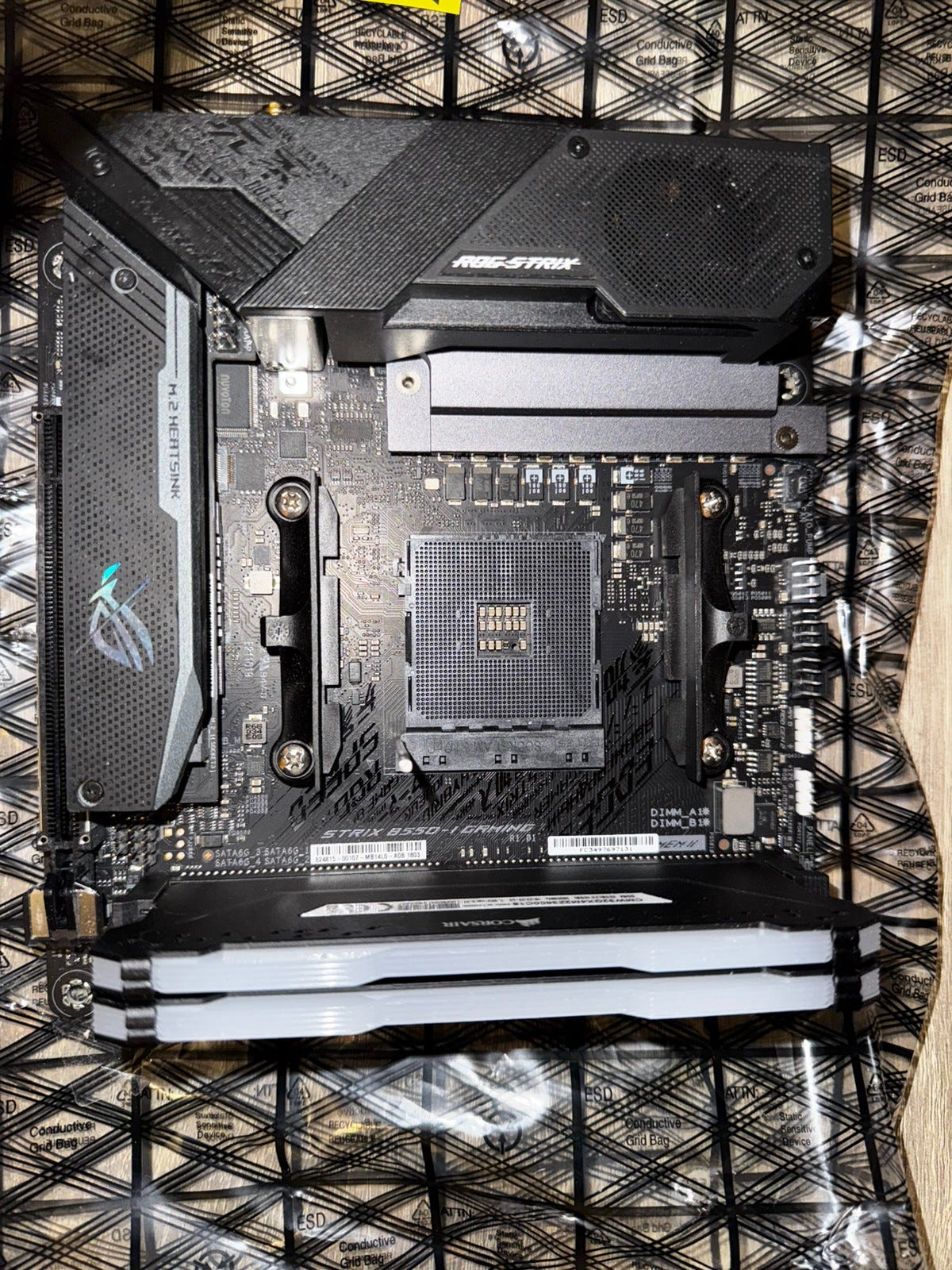 ASUS ROG Strix B550I-GAMING emolevy 32GB 3600MHz RAM | Tori