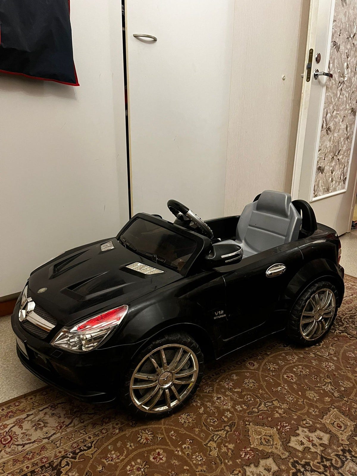 Radio-ohjattava lasten auto. Mercedes. | Tori