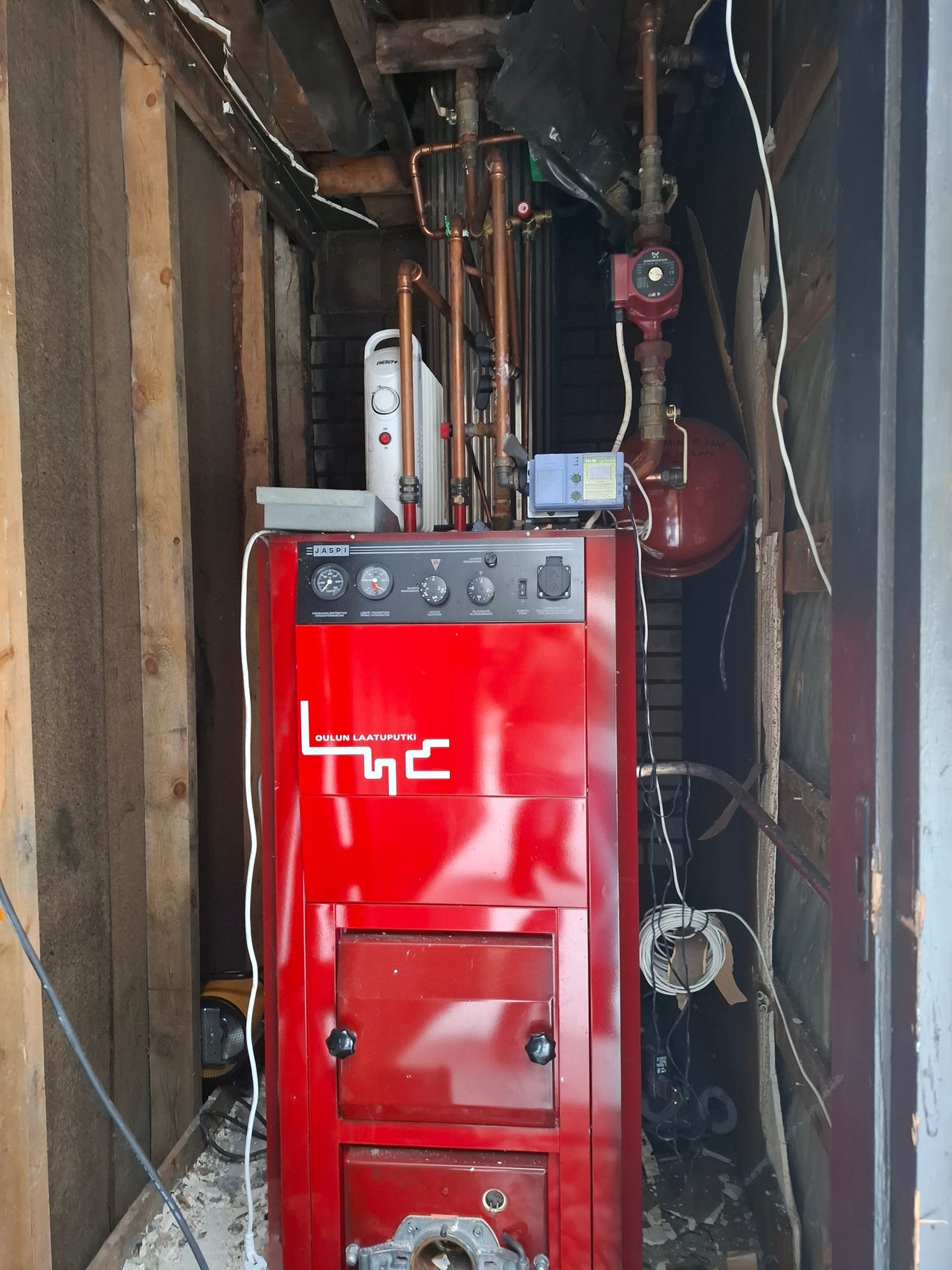 Öljy/sähkökattila, poltin,säiliö ja kupariputkia+kiertovesipumppu+Ouman ...