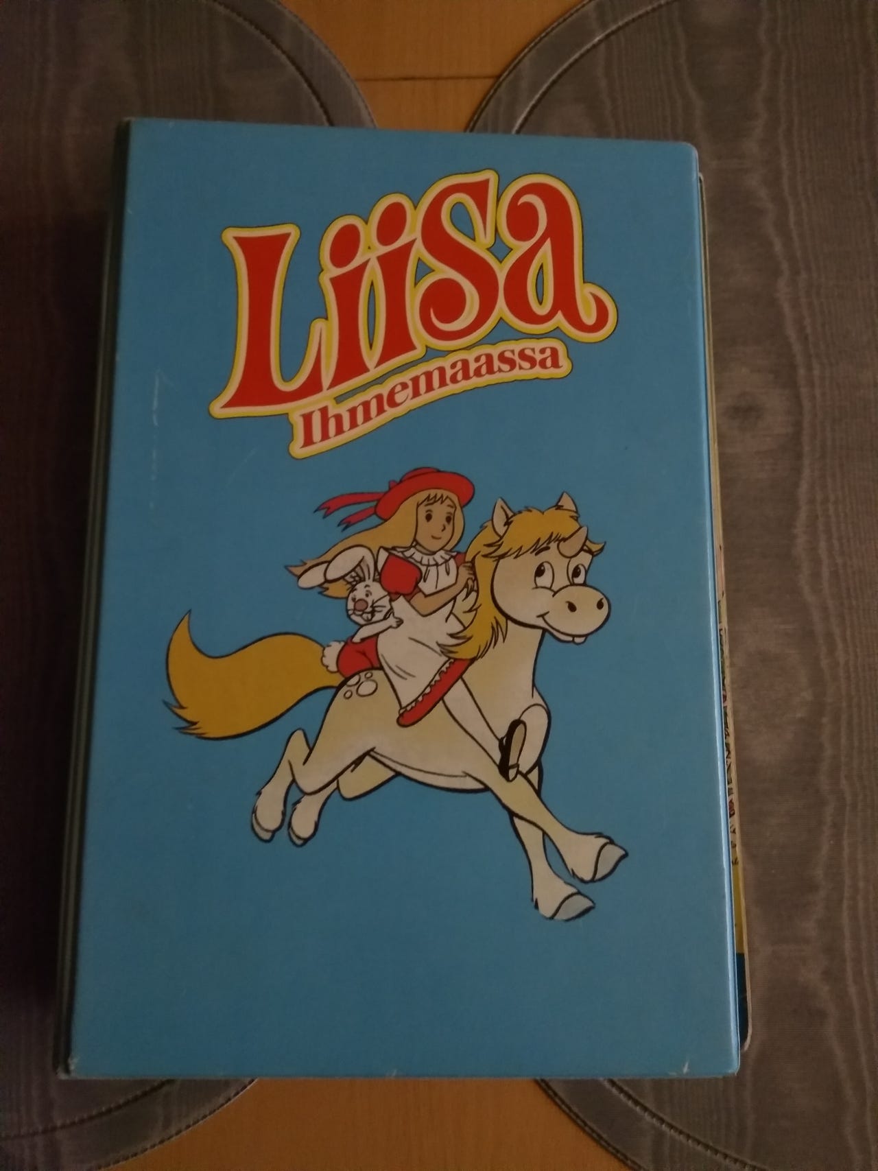 Liisa Ihmemaassa-lehdet, kasiossa. | Tori