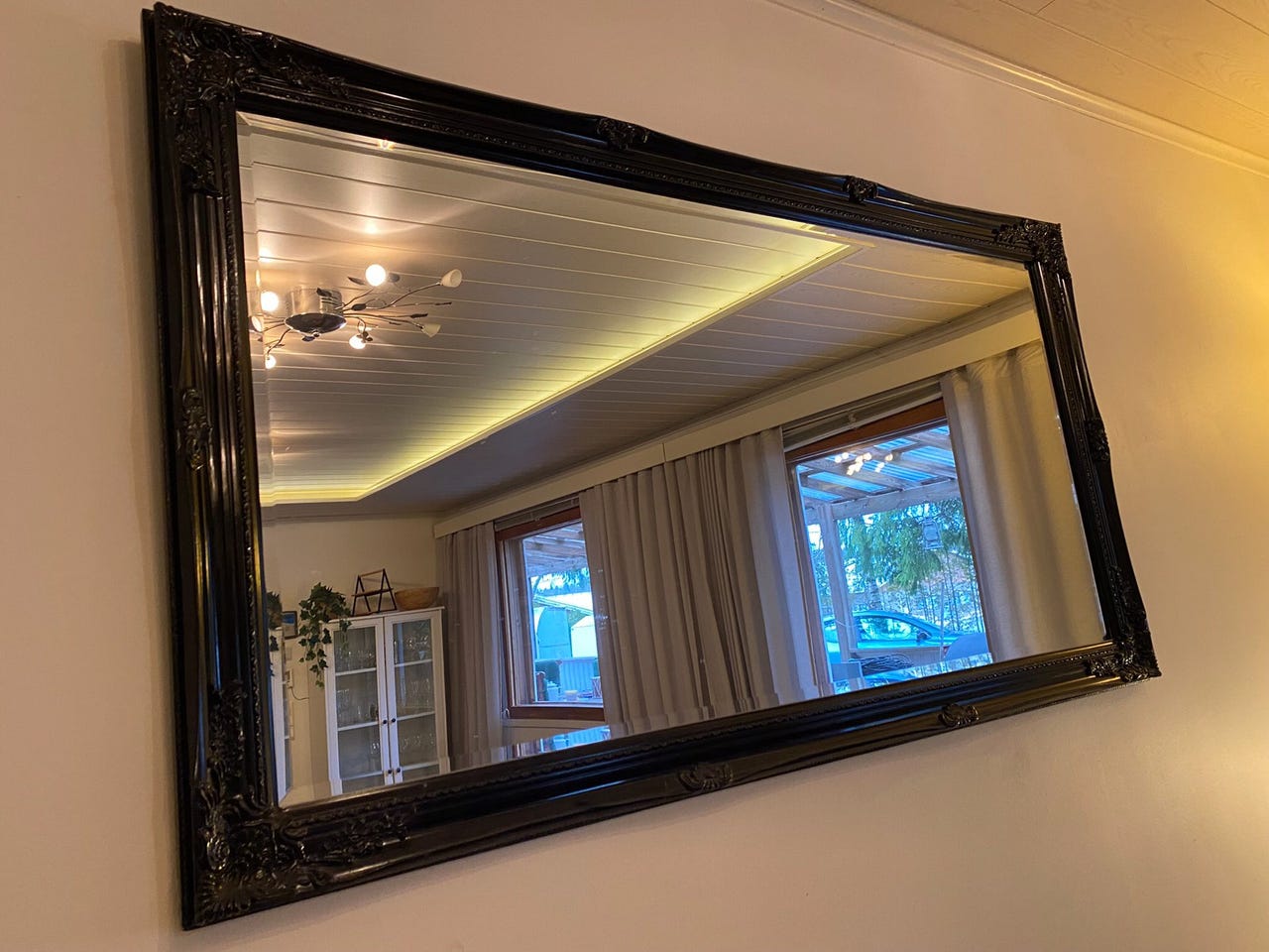 Iso peili, mustilla kehyksillä. | Tori