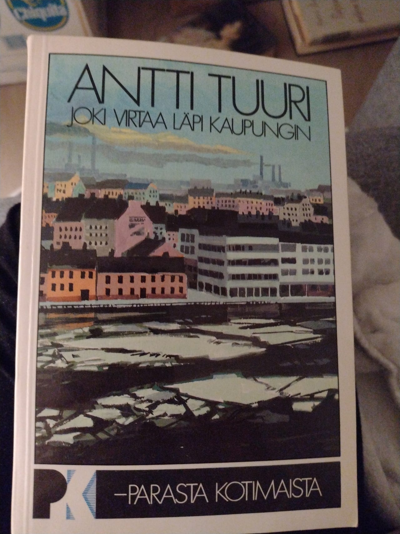 Antti Tuuri Joki virtaa läpi kaupungin | Tori