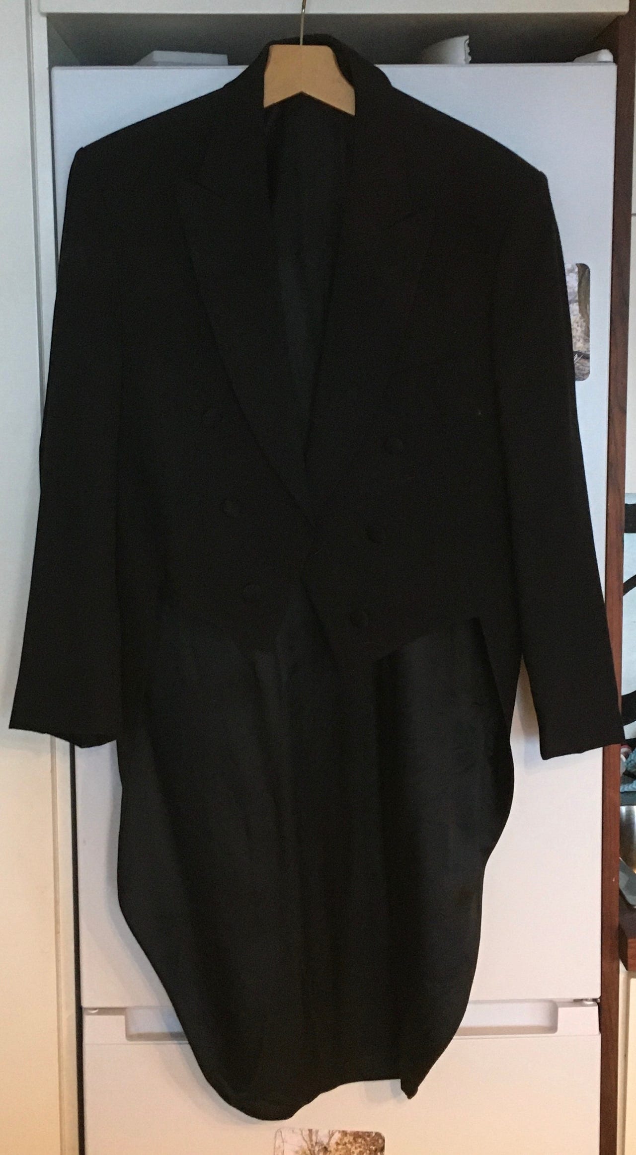 Myydään frakki ja smokki kumpikin erikseen tai yhdessä. | Tori